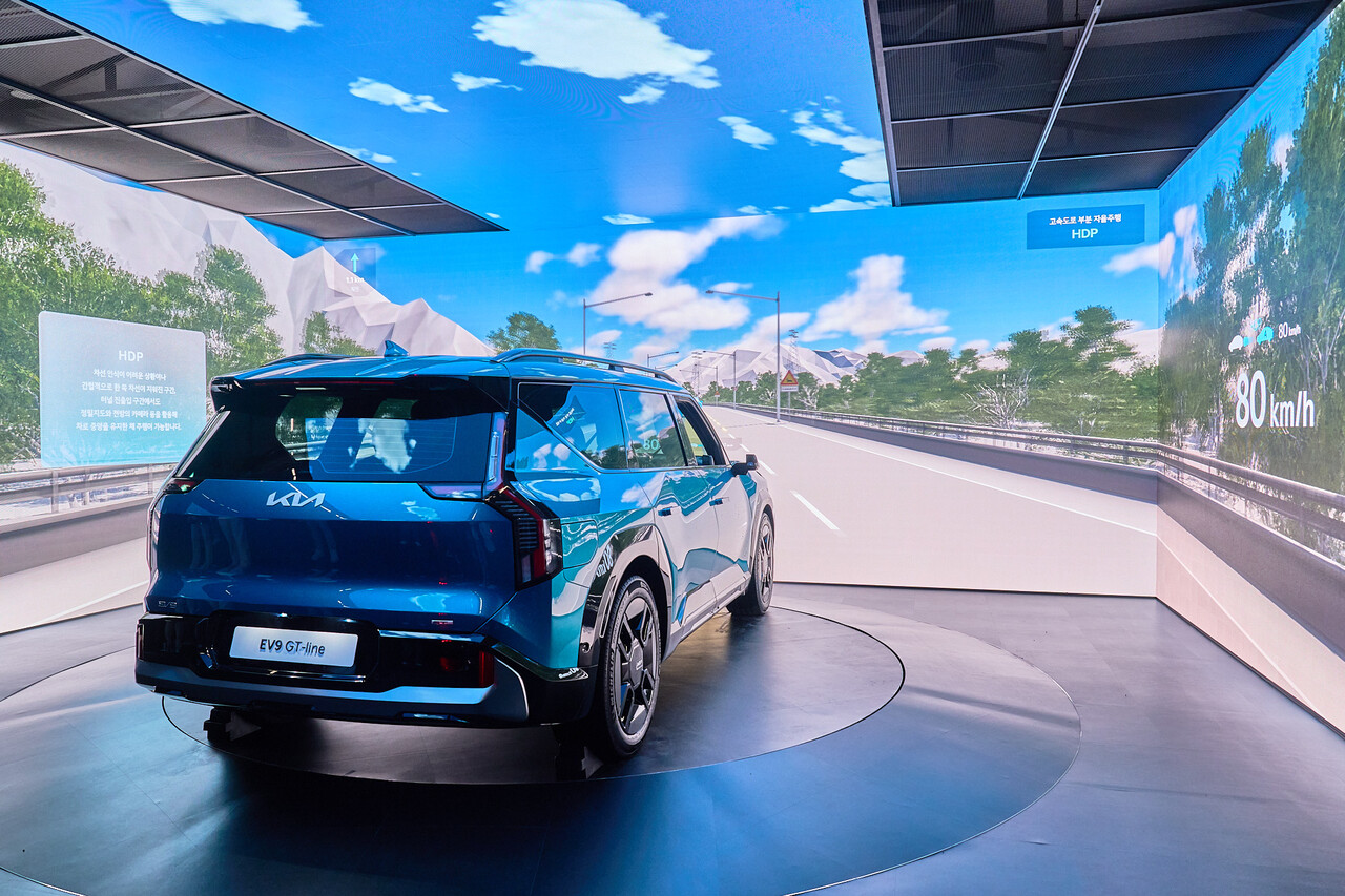 "테슬라 못지 않은 IT형 전기차 탄생" 기아 EV9, SDV시대 연다