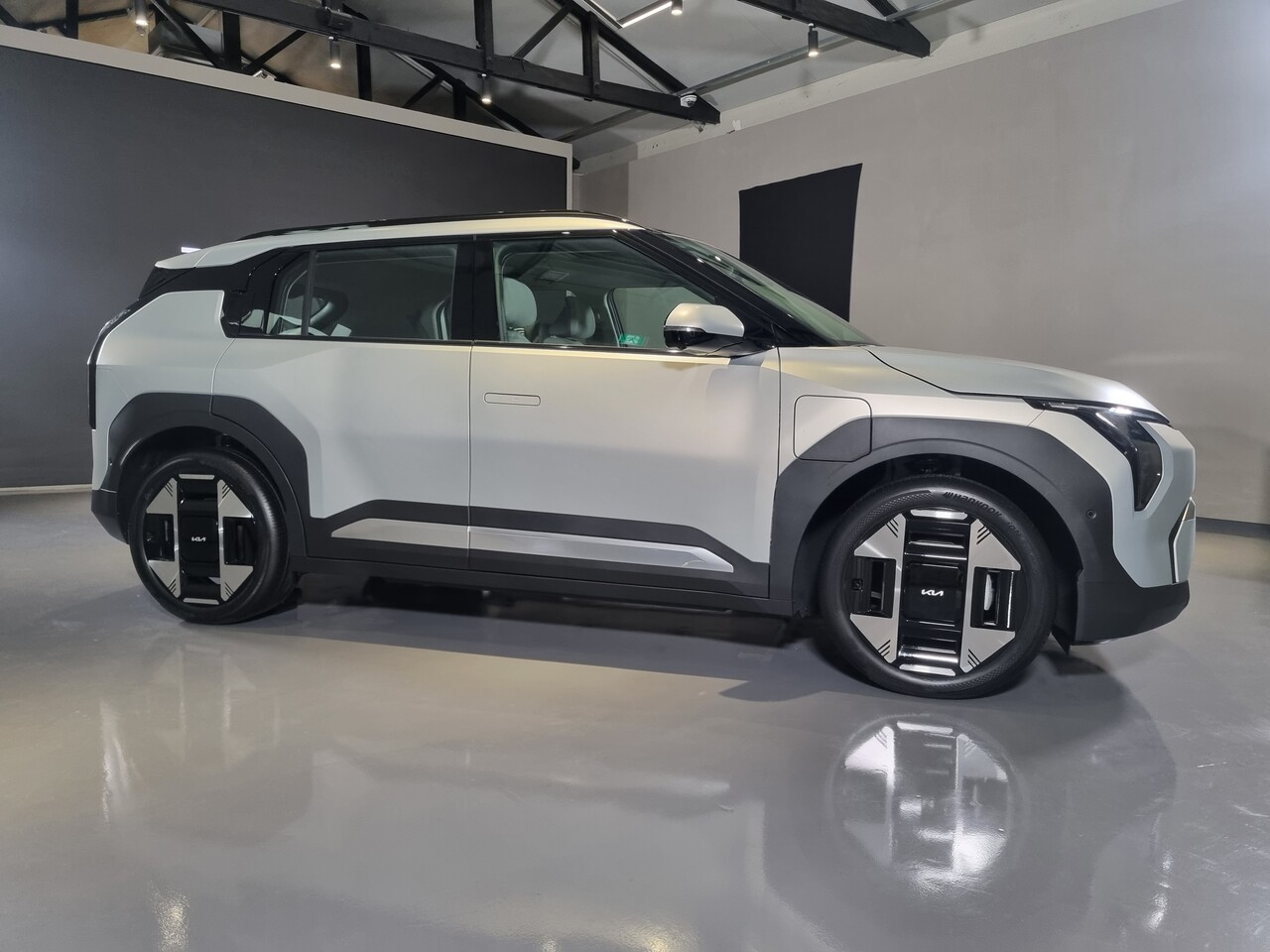 "주행거리 501㎞" 기아, 3천만원대 콤팩트 전기차 'EV3' 공개