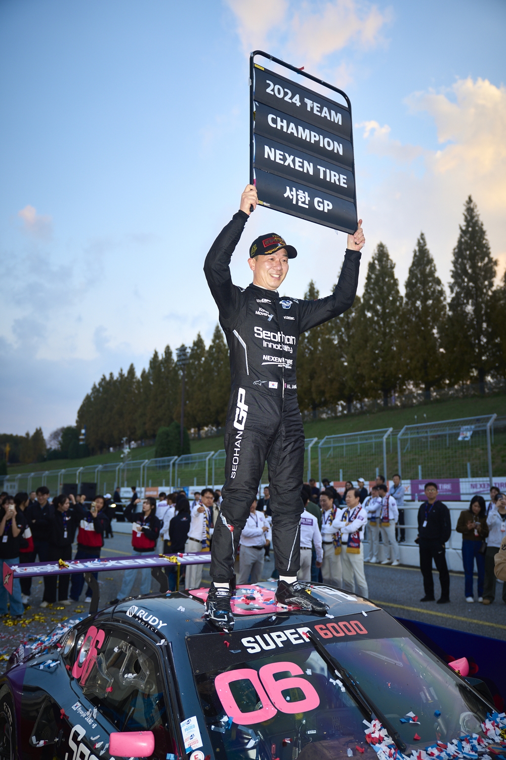 [슈퍼레이스] 장현진, 슈퍼6000 첫 챔피언 등극…팀-타이어 챔프 '서한GP-넥센'