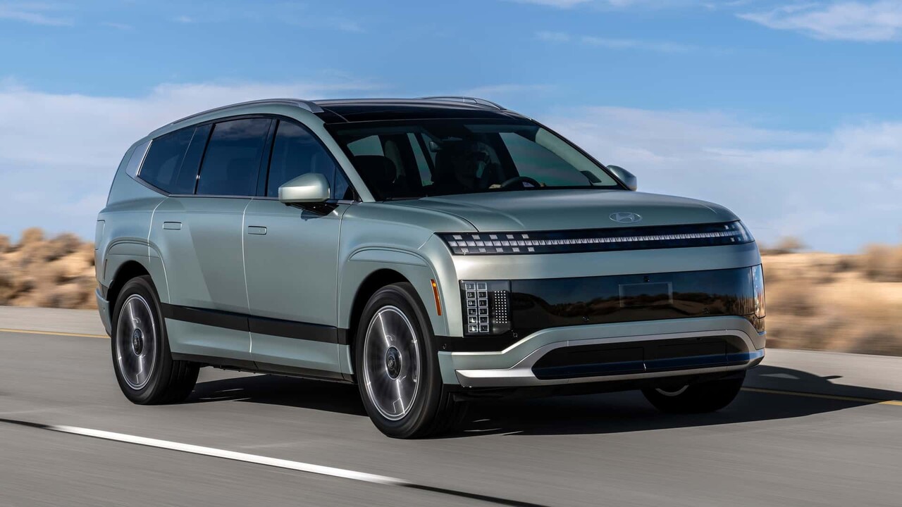 현대차, 3열 전기 SUV '아이오닉9' 美서 첫 공개…1회 충전 532km 주행