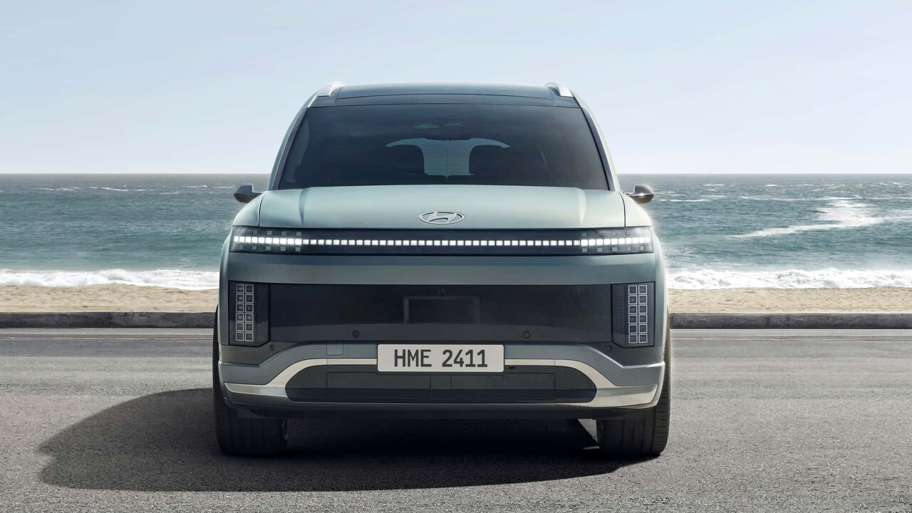 현대차, 3열 전기 SUV '아이오닉9' 美서 첫 공개…1회 충전 532km 주행