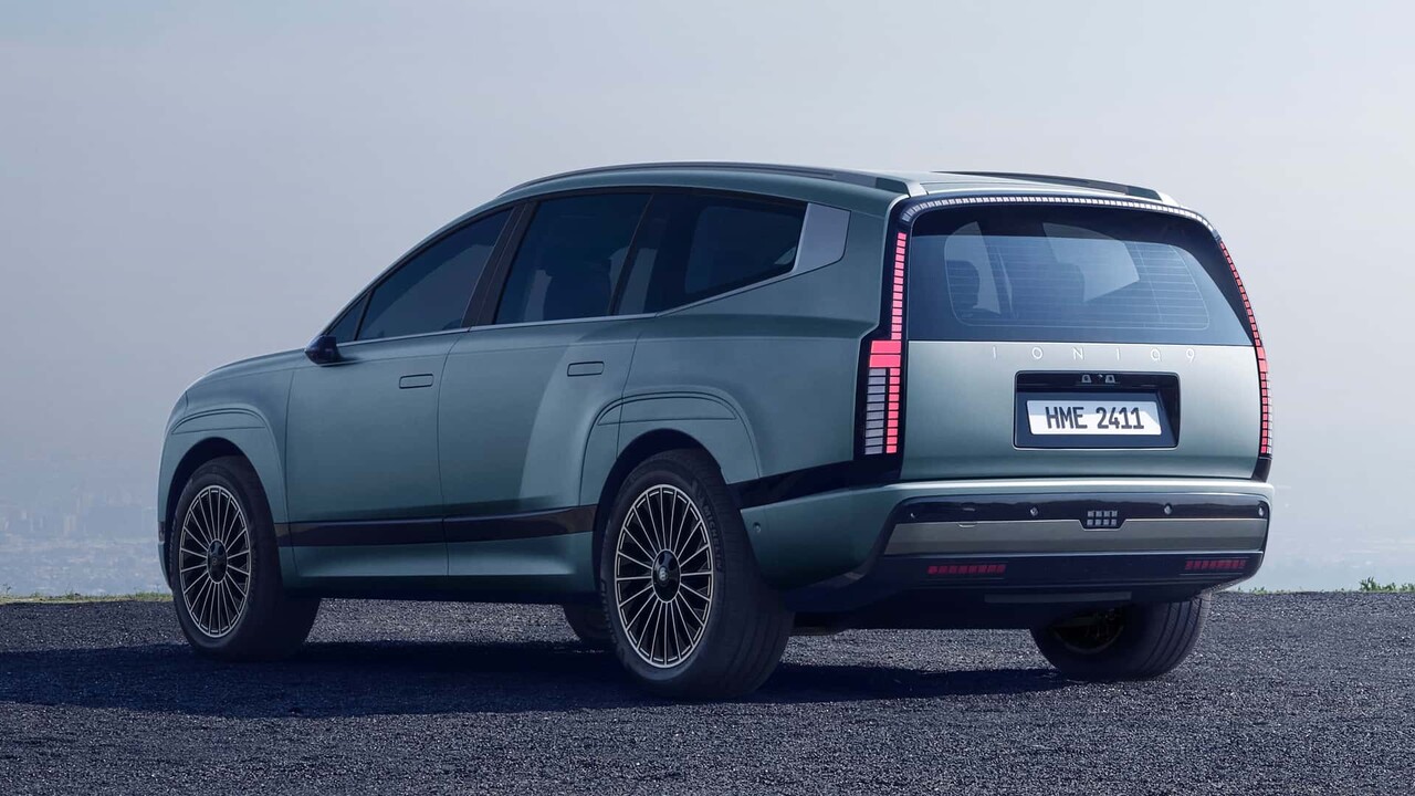 현대차, 3열 전기 SUV '아이오닉9' 美서 첫 공개…1회 충전 532km 주행