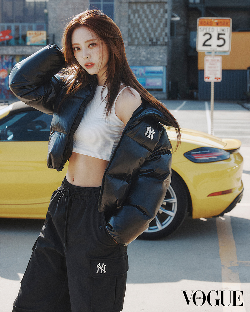 ITZY 유나, MLB 커브 패딩 화보 공개…"겨울 힙 스트리트룩 완벽 소화"