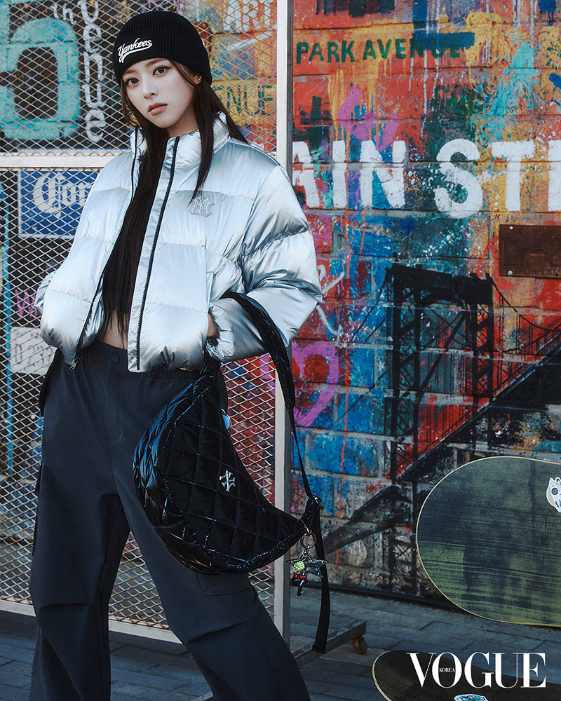 ITZY 유나, MLB 커브 패딩 화보 공개…"겨울 힙 스트리트룩 완벽 소화"