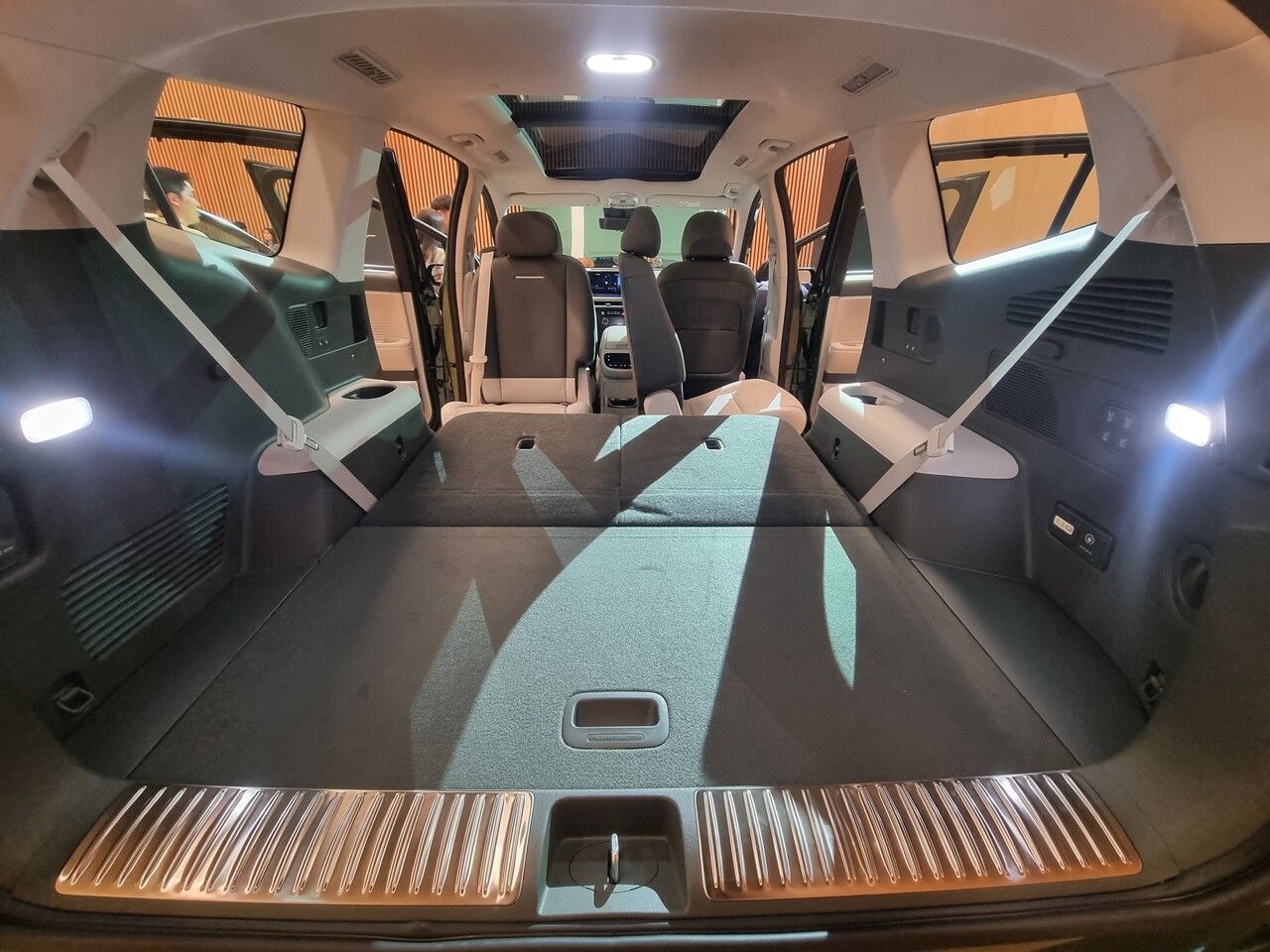 현대차 '아이오닉 9', 테슬라·리비안에 맞서는 대형 전기 SUV의 진화