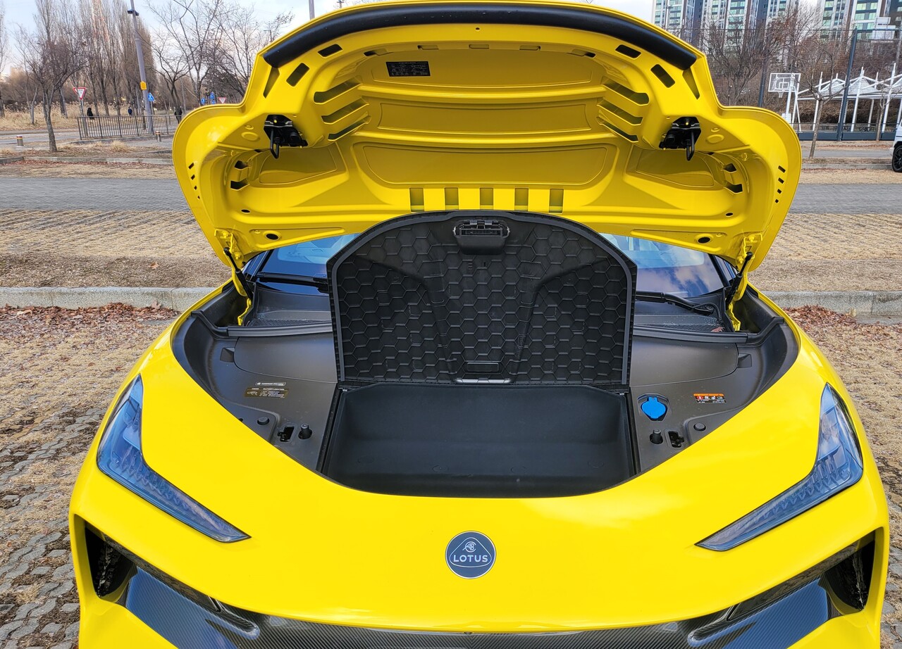 [시승기] "겉은 SUV, 속은 스포츠카"…로터스 엘레트라 '괴물 같은 질주 본능'