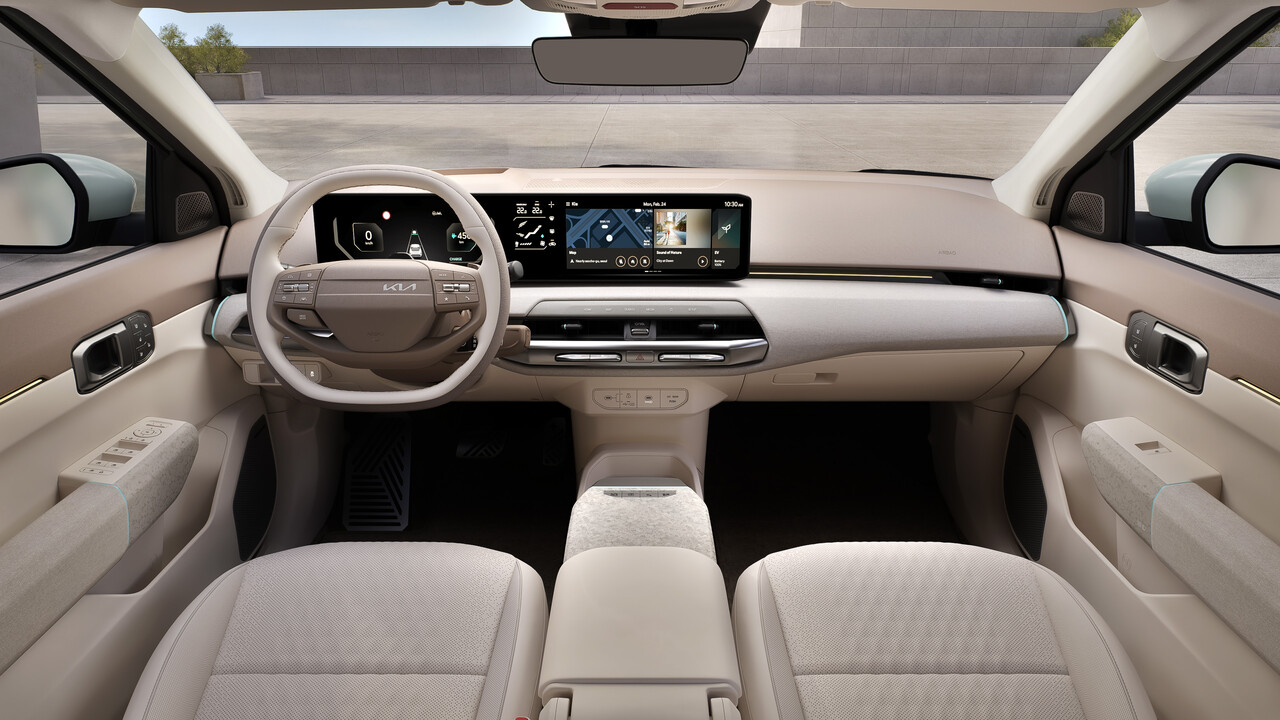 기아, 첫 전동화 세단 'EV4' 공개…1회 충전으로 533km 주행