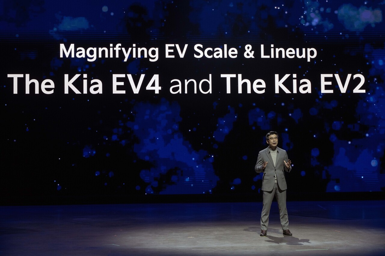 기아, 첫 전동화 세단 'EV4' 공개…1회 충전으로 533km 주행