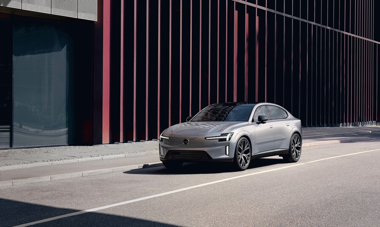 볼보차, 첫 전기 세단 'ES90' 공개…"똑똑하고 700km 주행"