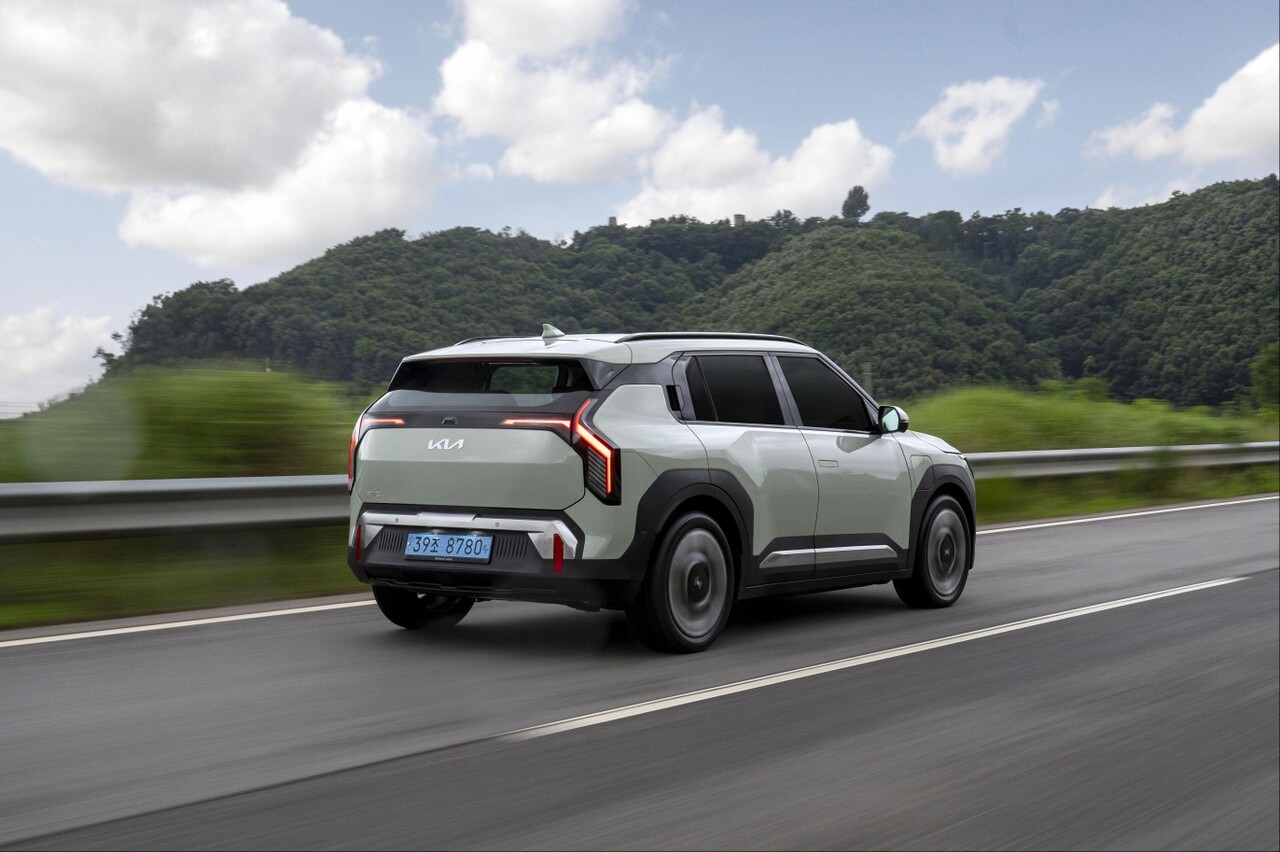 "소형 전기 SUV 뭐사지?"…기아 EV3 vs 폭스바겐 ID.4 vs 볼보 EX30 대결 '후끈'