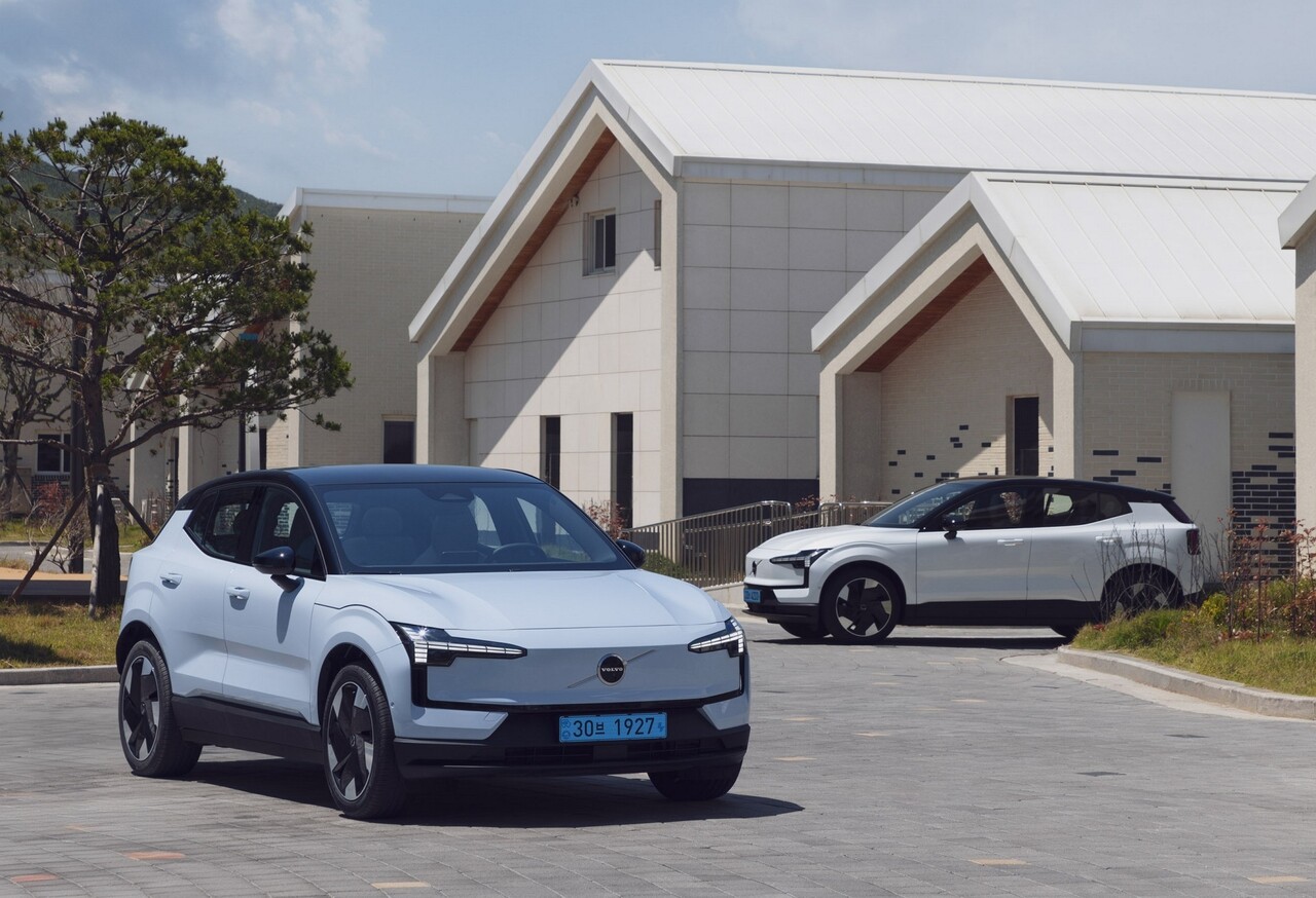 "소형 전기 SUV 뭐사지?"…기아 EV3 vs 폭스바겐 ID.4 vs 볼보 EX30 대결 '후끈'