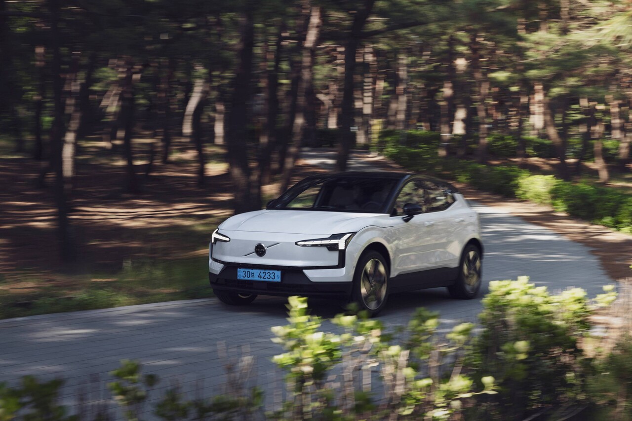 "소형 전기 SUV 뭐사지?"…기아 EV3 vs 폭스바겐 ID.4 vs 볼보 EX30 대결 '후끈'