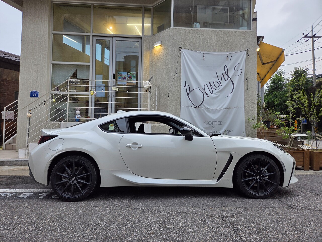 "속도보다 손맛으로 달리는 감성 스포츠카"... 토요타 `GR86`, 수동변속기의 반전 매력