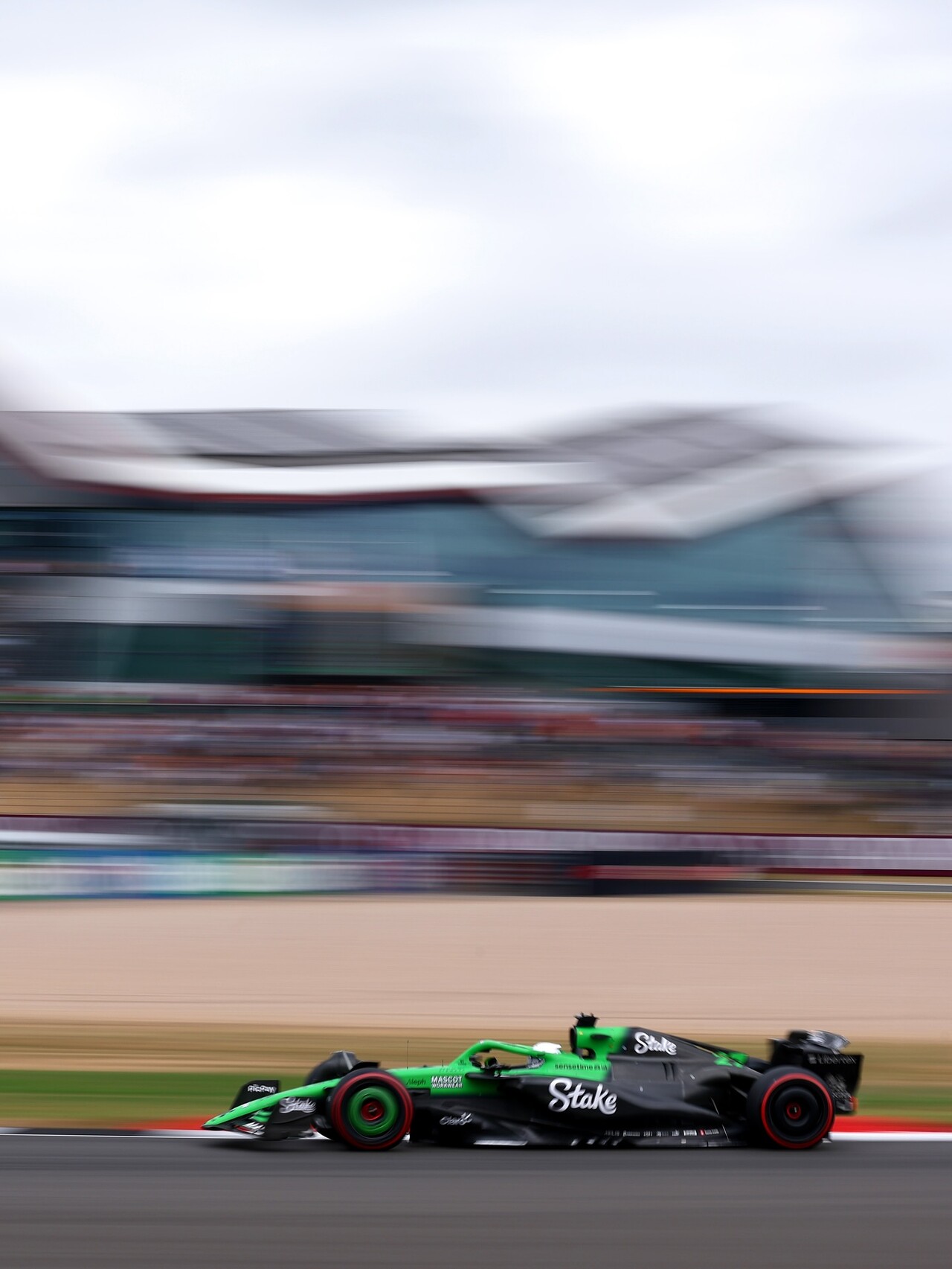 영화 'F1 더무비' 현실판...노장 휠켄베르크, 눈물의 생애 첫 시상대