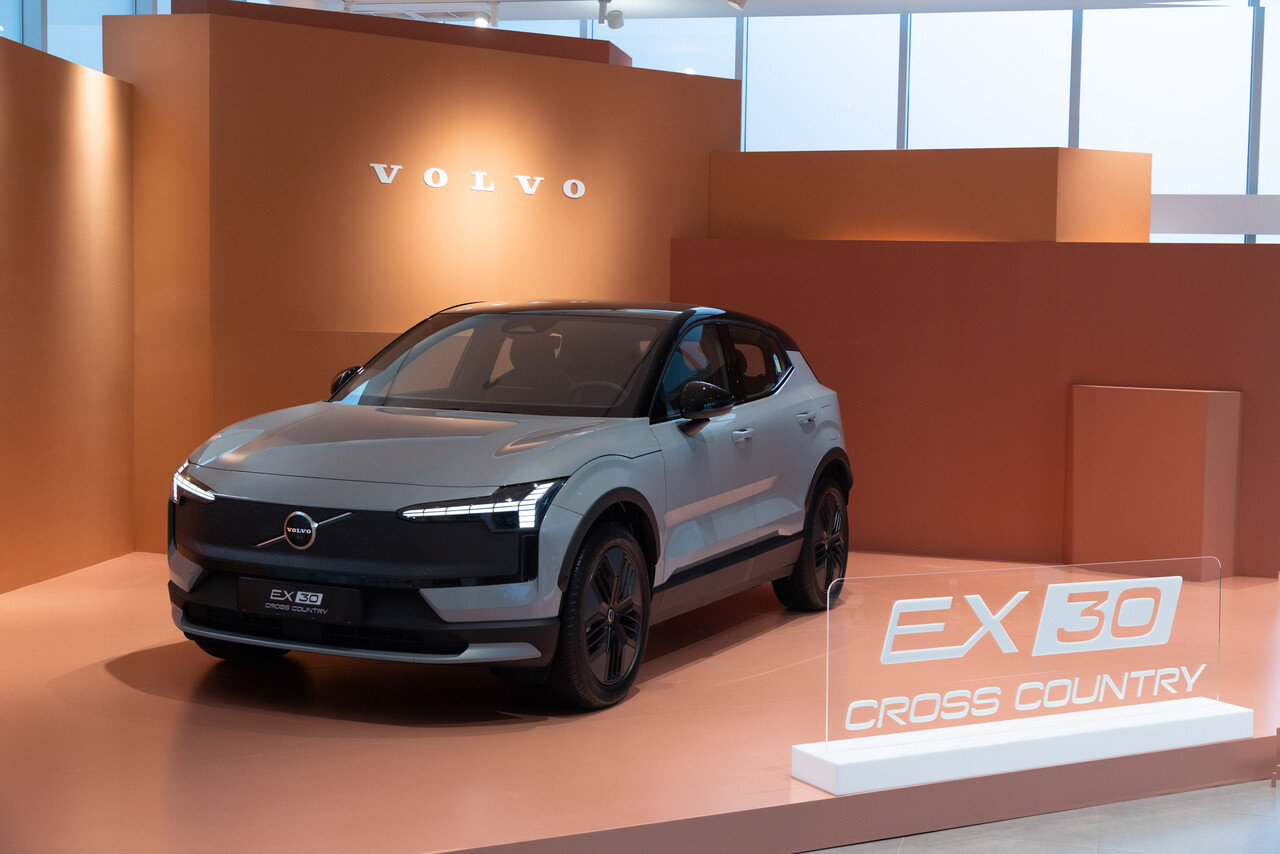 볼보, 첫 전기 크로스컨트리 'EX30 CC' 국내 상륙…"역대급 성능에 파격가"